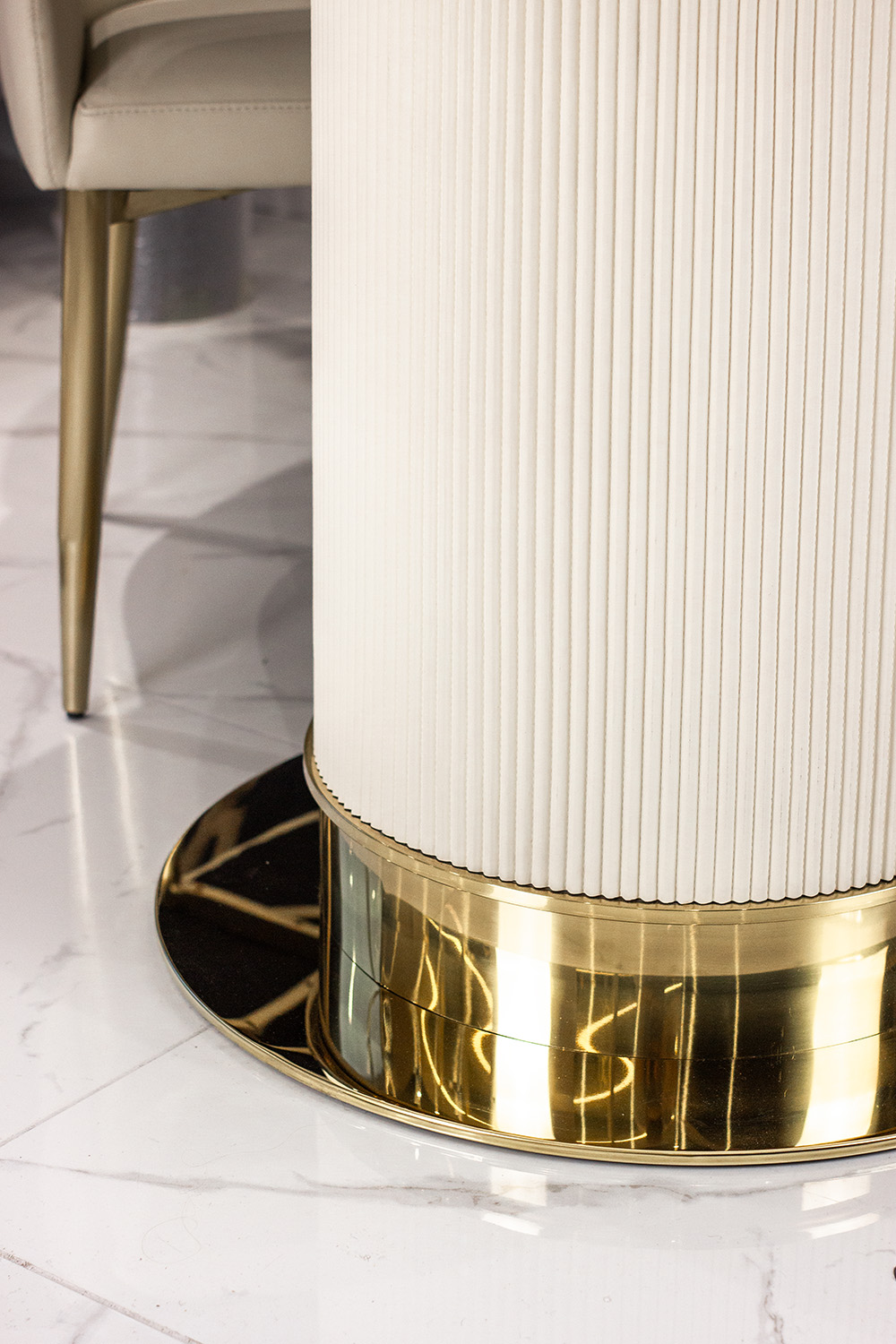 STÓŁ JADALNIANY Anne okrągły, jasno beżowy, ryflowana podstawa, złote ...